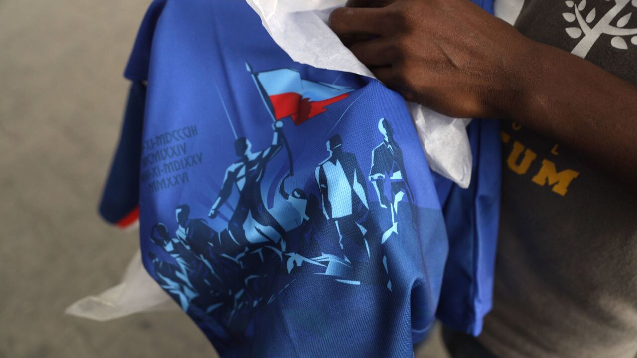Haiti uhonorowało Polskę na mundialu? Prawda o koszulkach reprezentacji ...